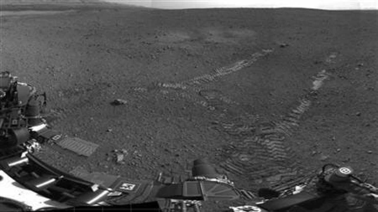 Mars rover Curiosity aces first test drive
