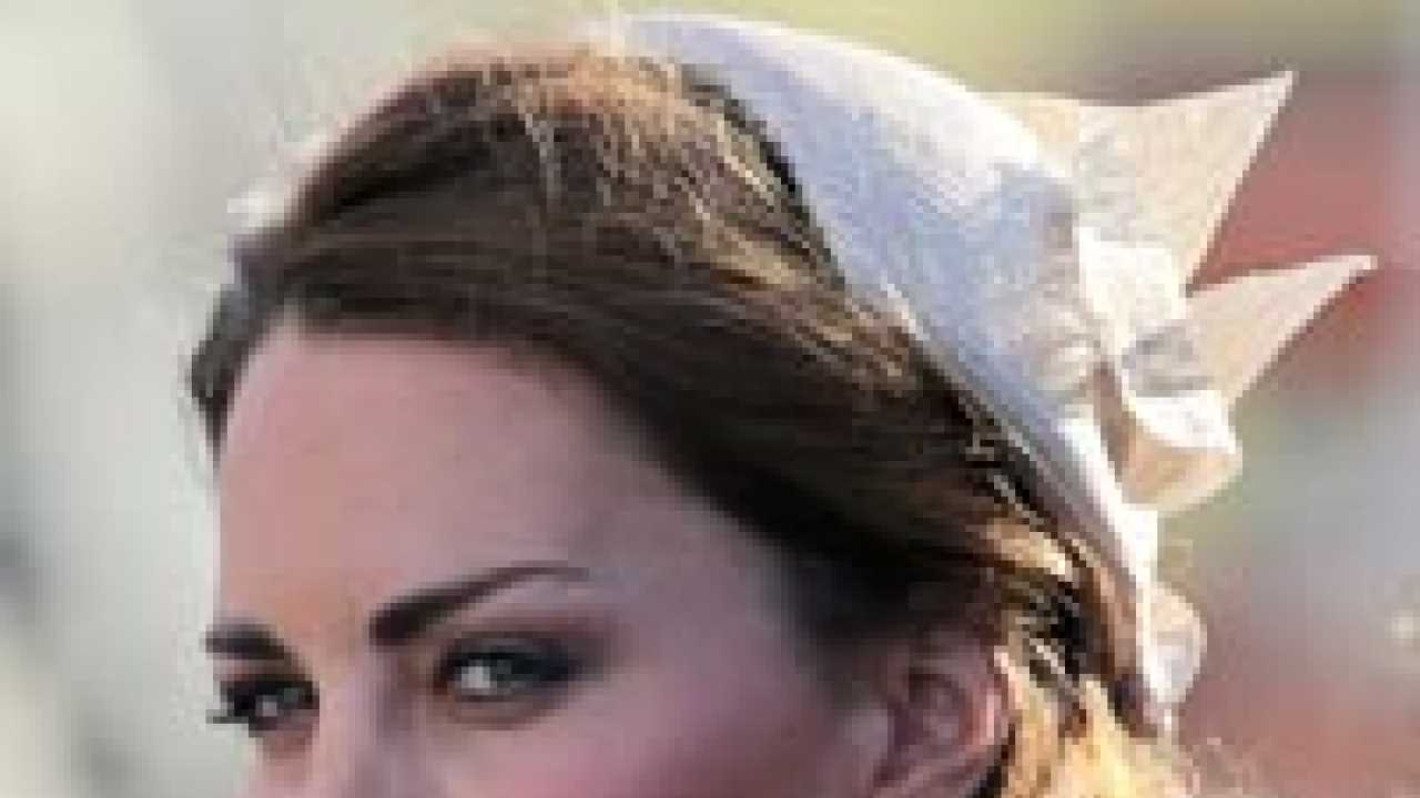 Irish tabloid breaks ranks to publish topless Kate Middleton photos