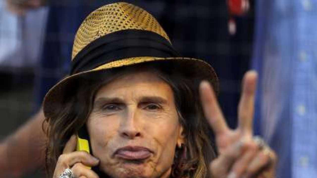 Steven Tyler shocks pizzeria customers, becomes their waiter