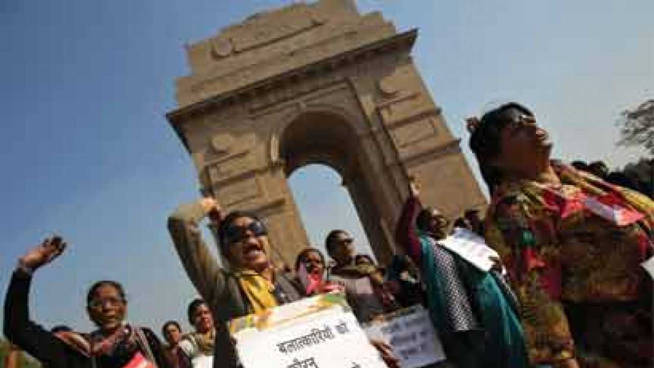 Massive protest against Delhi gang-rape at India Gate