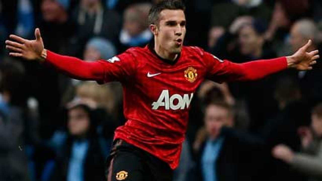 Van Persie sends Manchester United soaring