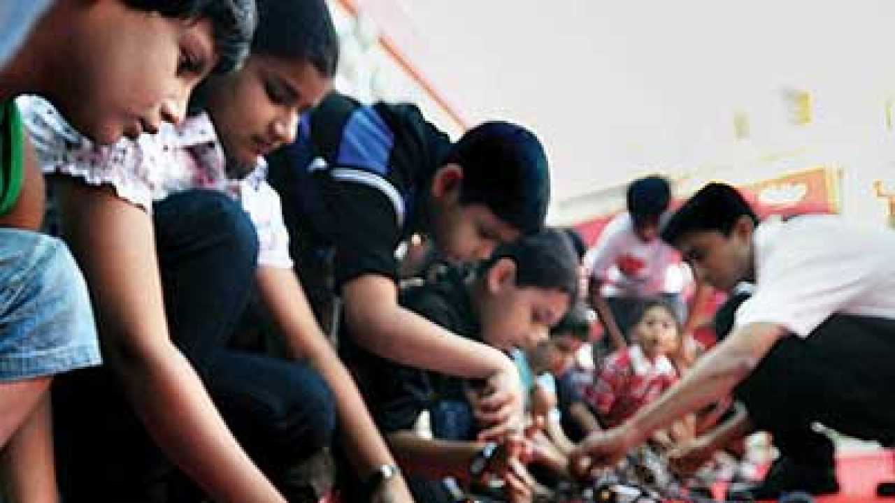 Young technocrats take a tour of the world of robots