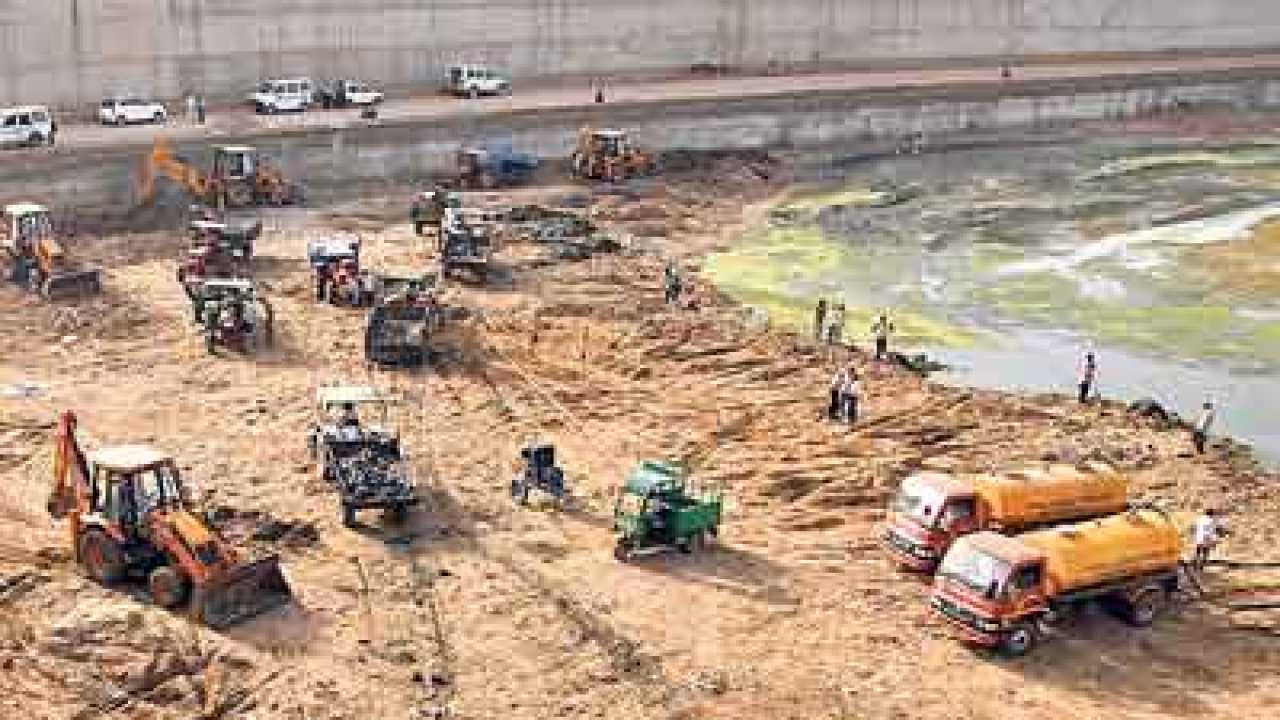 AMC takes up campaign to clean Sabarmati