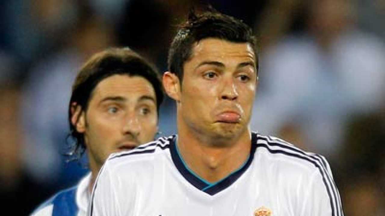 Ronaldinho inspires Mineiro to win, referee injured