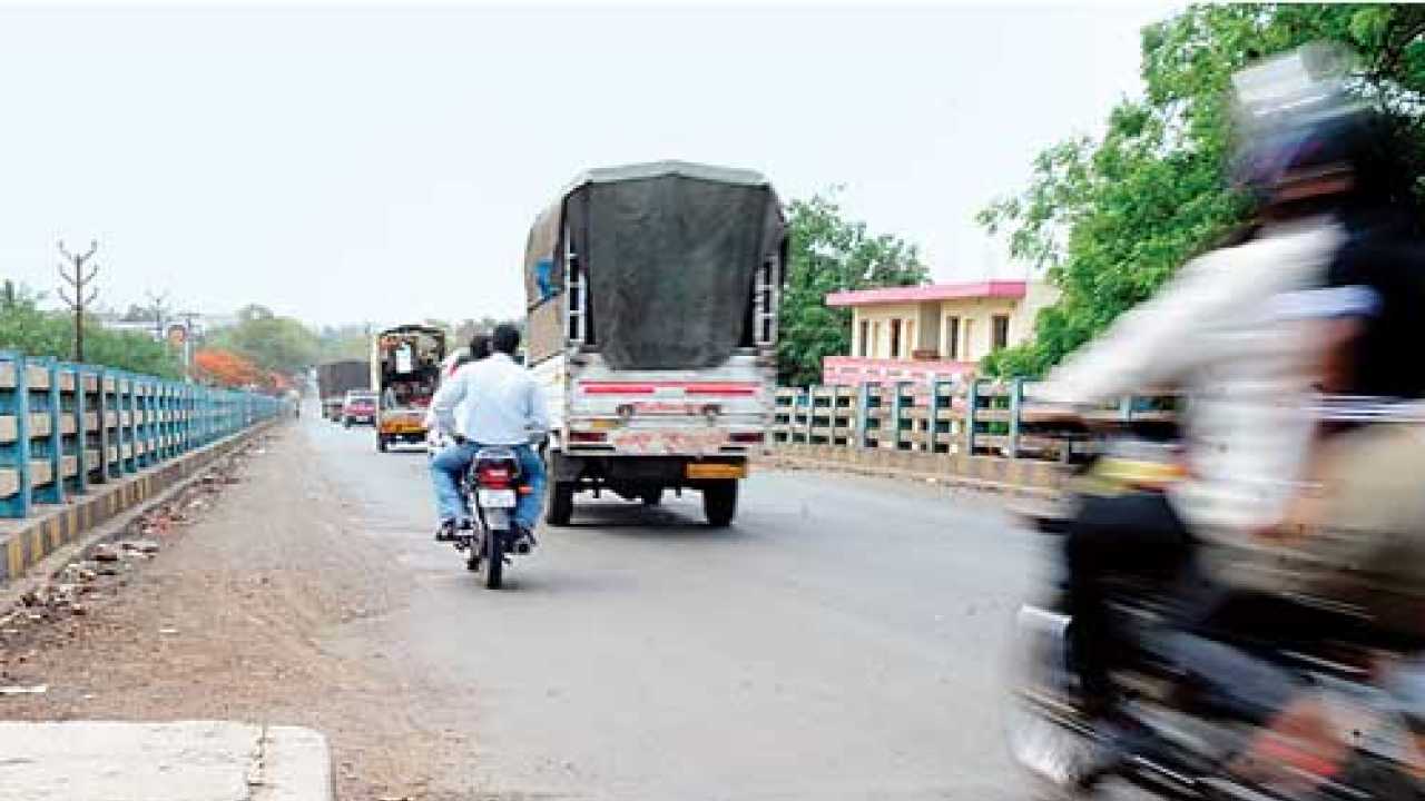 Pedestrians protest removal of Phursungi flyover footpath