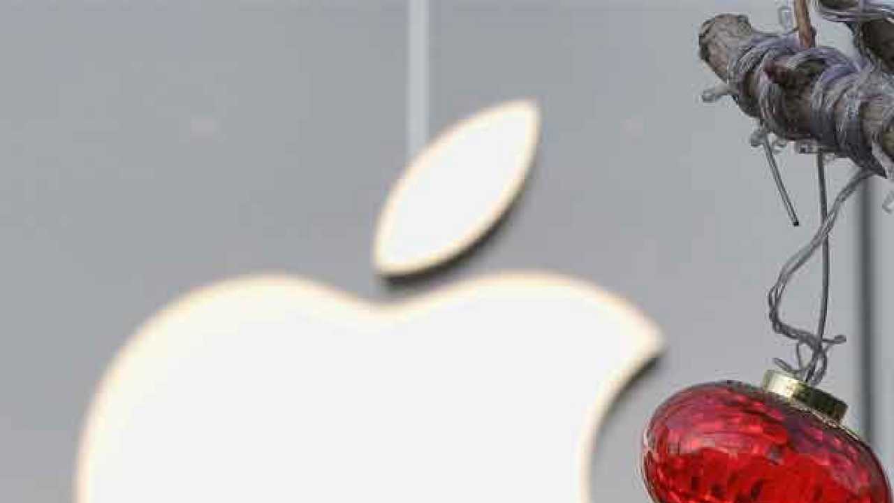 Iconic first Apple computer may fetch $500,000 at auction