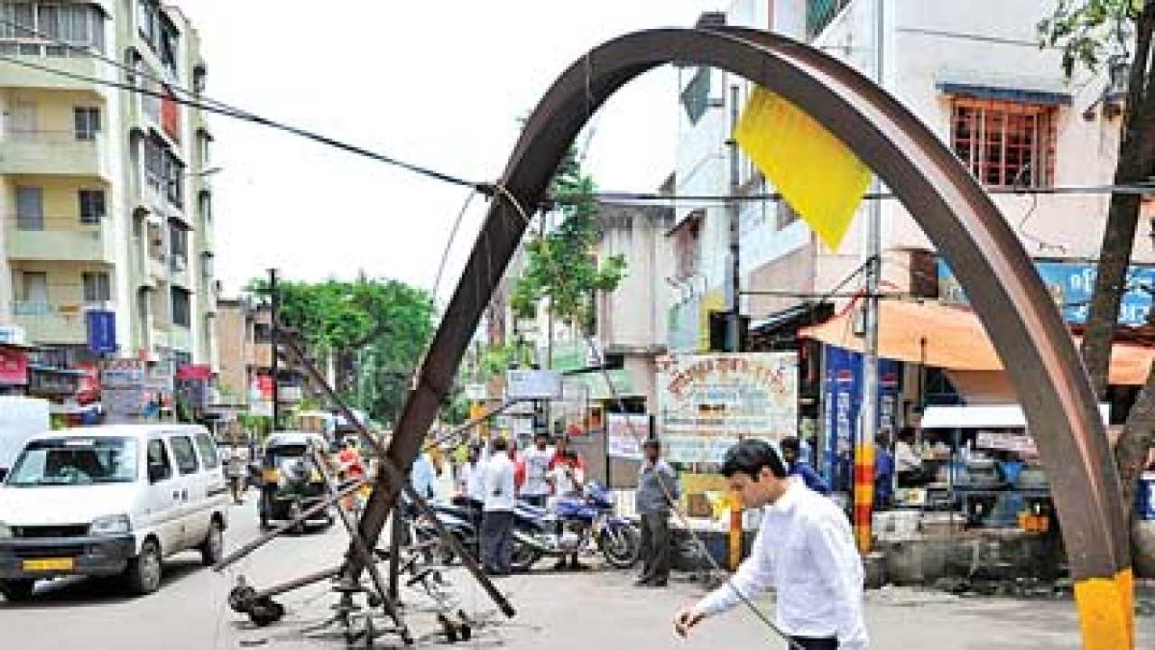 Giant tree falls on high tension power cables in Pune