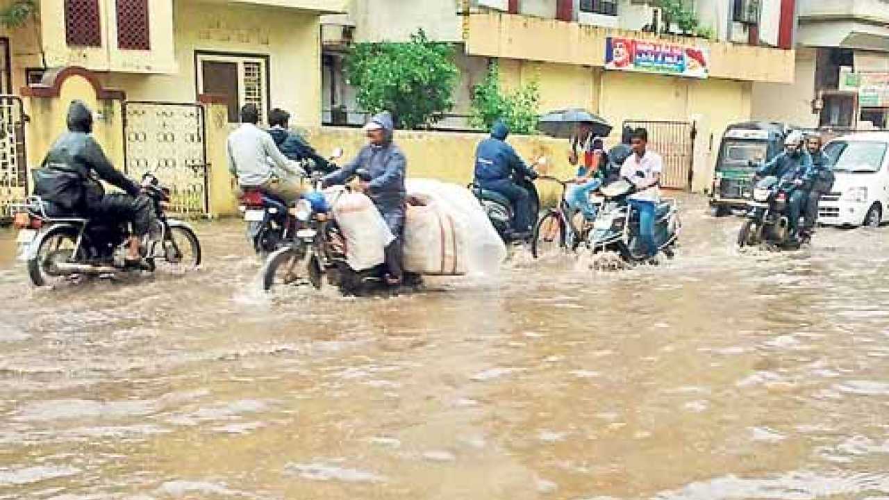 Rain hits normal life in Vapi