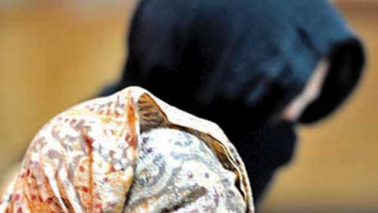 Girls in love flee from families