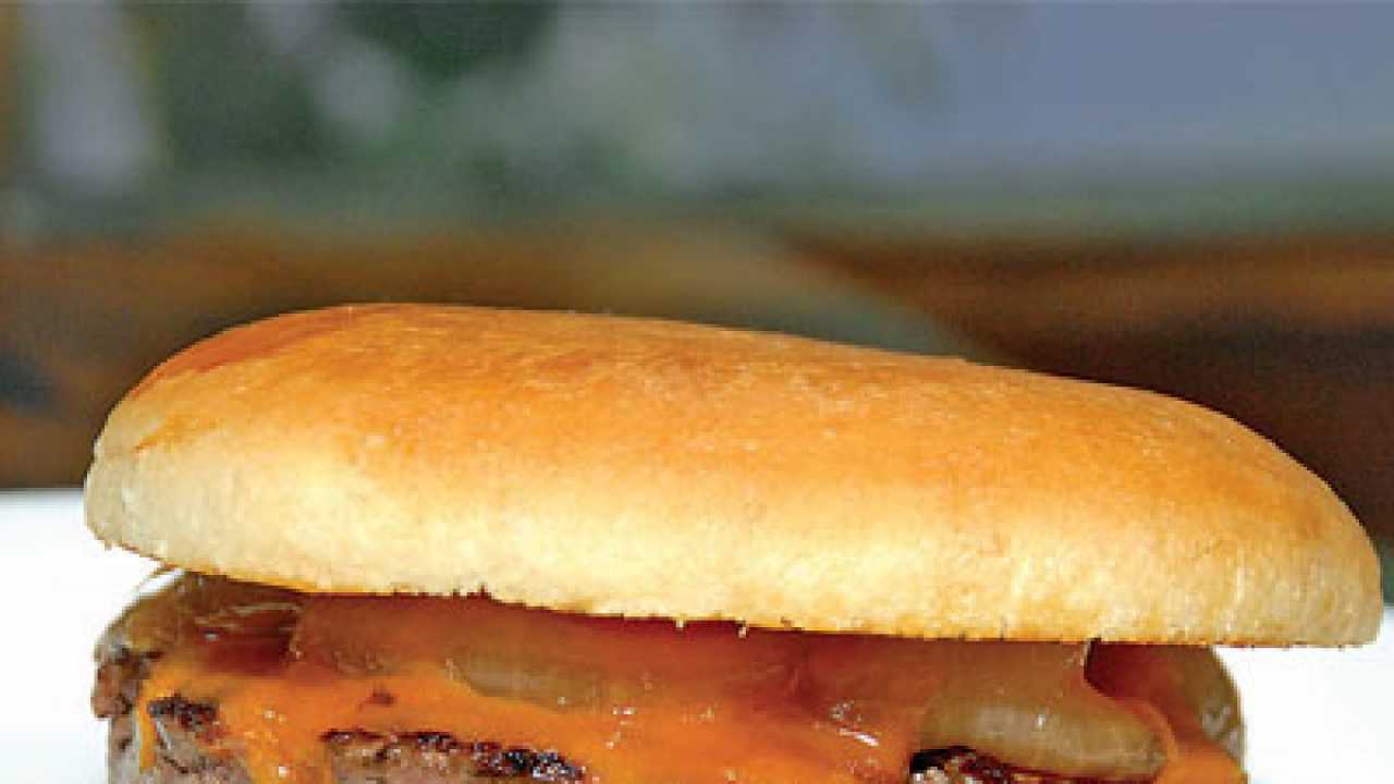 First taste of test-tube burger declared 'close to meat'