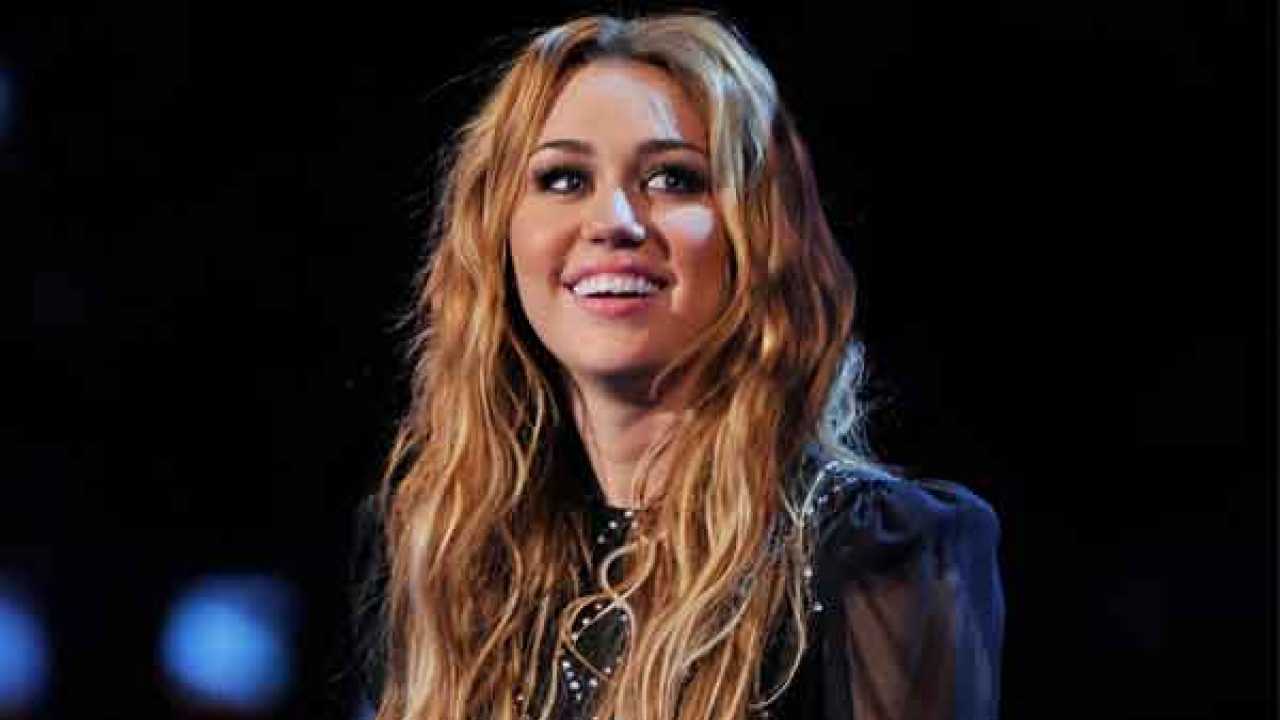 Miley Cyrus aimed to 'make history' with video awards performance