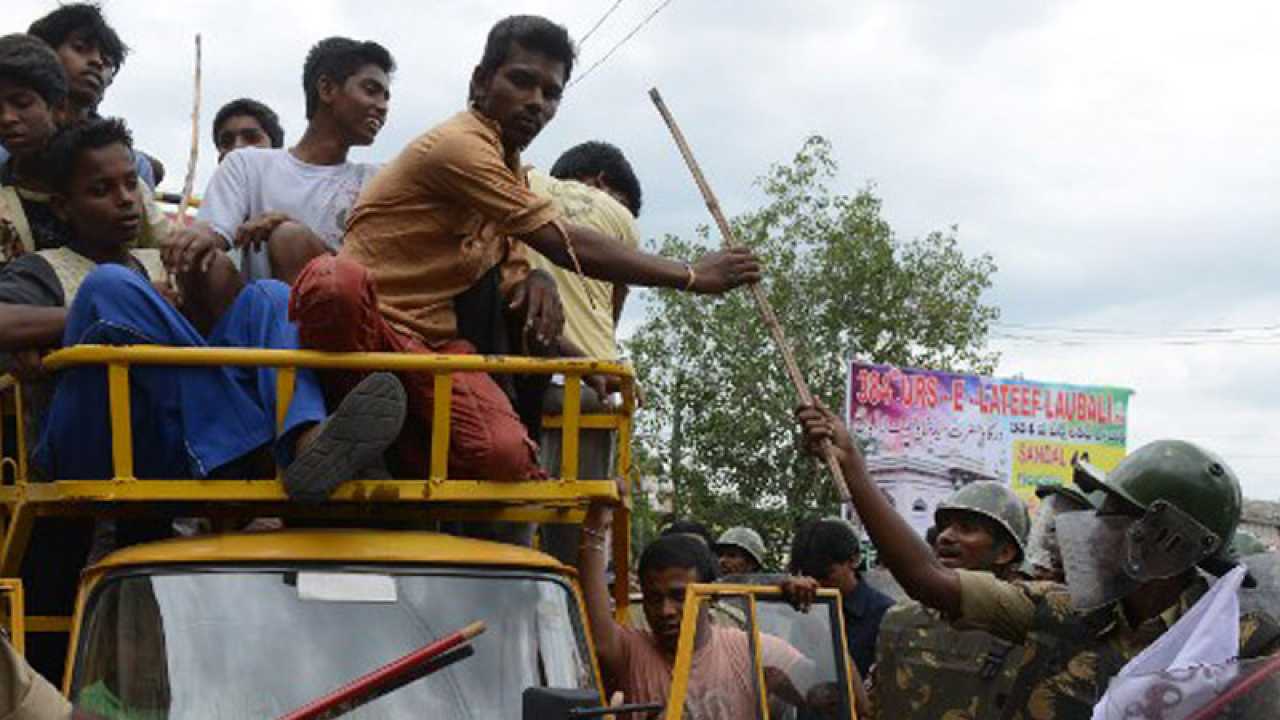 Telangana issue: Curfew, shoot-at-sight in Vizianagaram, violence continues