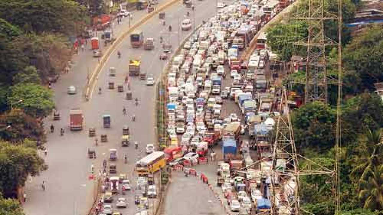 Dindoshi flyover closure brings traffic to a halt