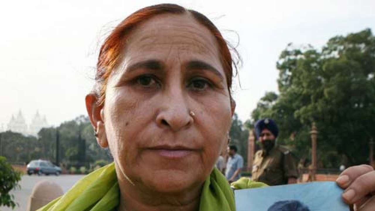 Pakistan hands over Sarabjit Singh's belongings to India