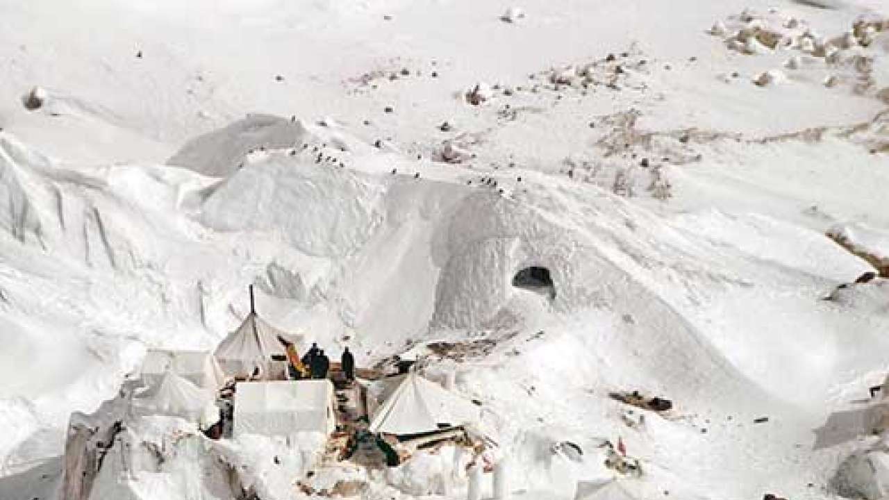 Army troops get clothing to brave minus 50 degree Celcius temperature