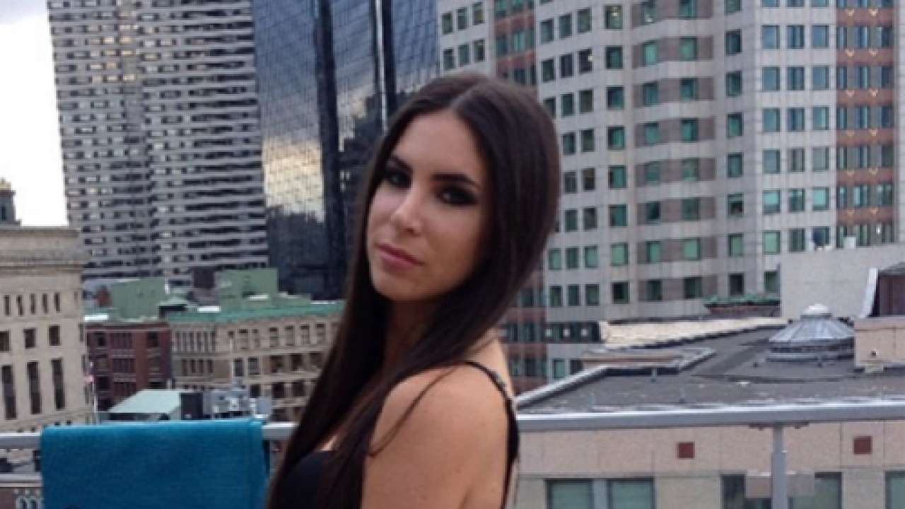 Woman with hot derriere has 1.3 million Instagram followers