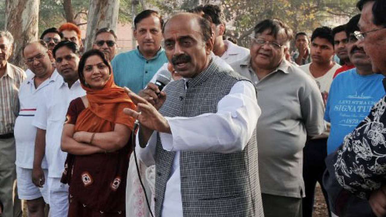 Go all out to expose AAP, Vijay Goel tells BJP workers