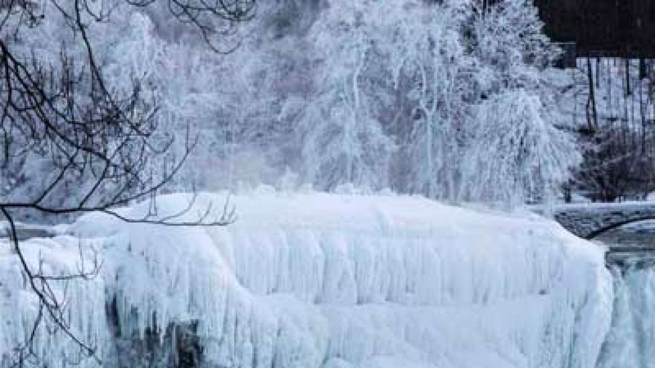 Powerful storm lashes eastern US with snow, arctic cold