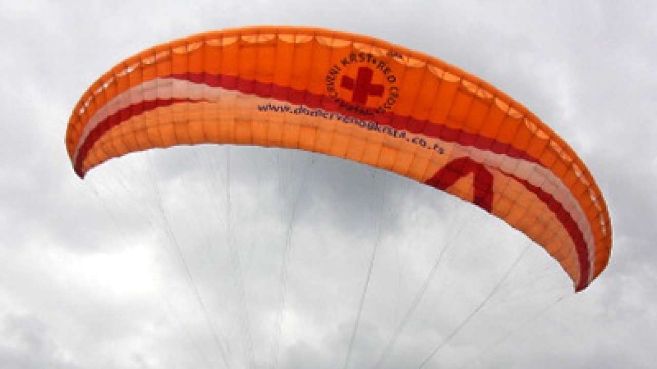 Parachutist sets new world record with 14,000ft 'bed sheet' jump