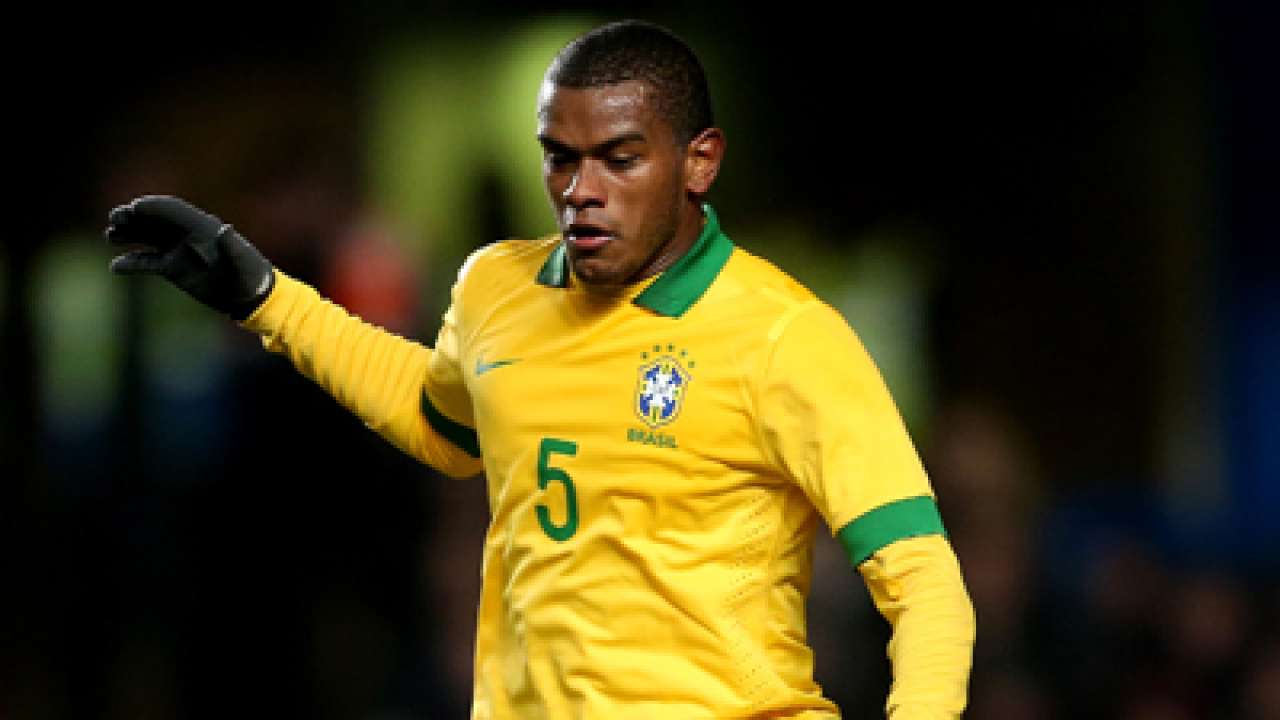 Manchester City complete signing of Fernando from Porto