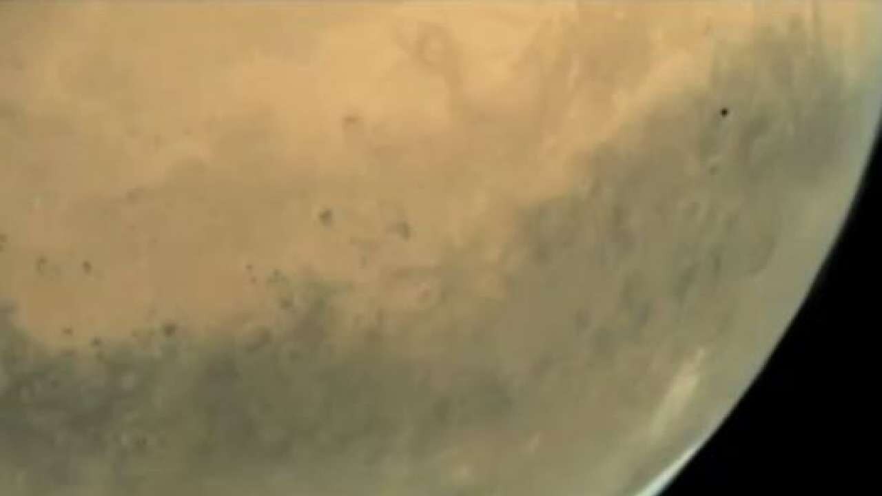 Satellite spotting: ISRO's Mars Orbiter tweets picture of Phobos