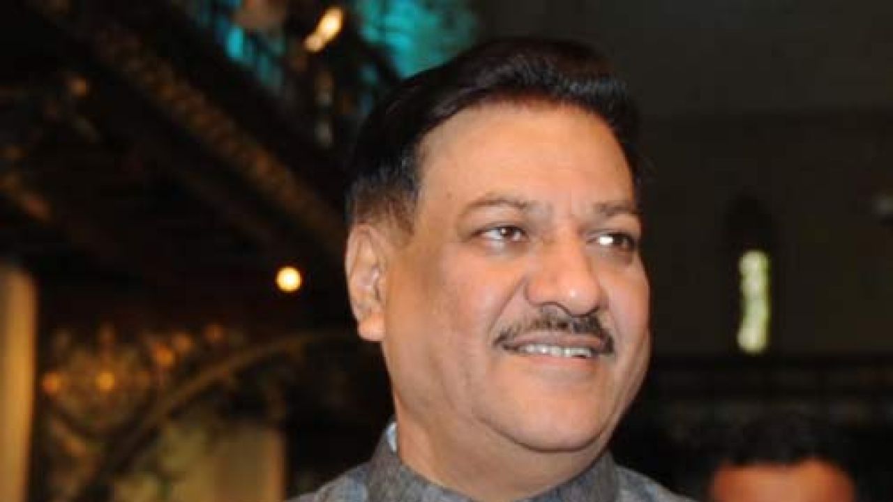 Prithviraj Chavan wins, Congress loses