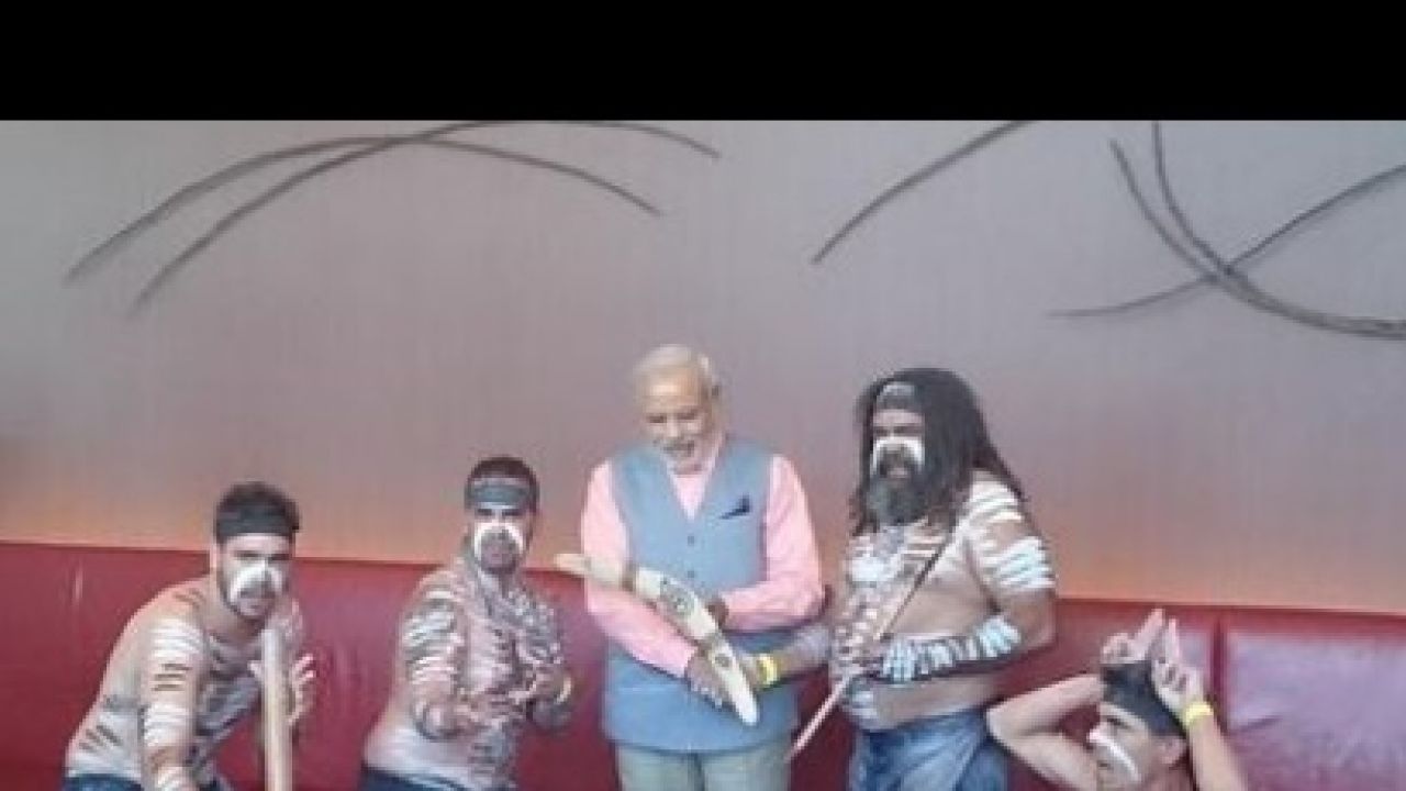Australian artists perform traditional aboriginal dance to welcome PM ...
