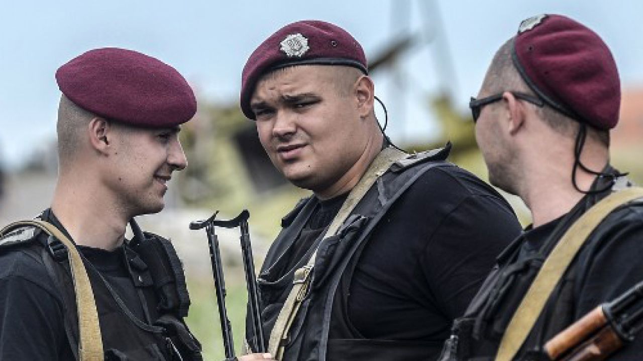 Pro-Russian rebels withdrawing artillery from Donetsk