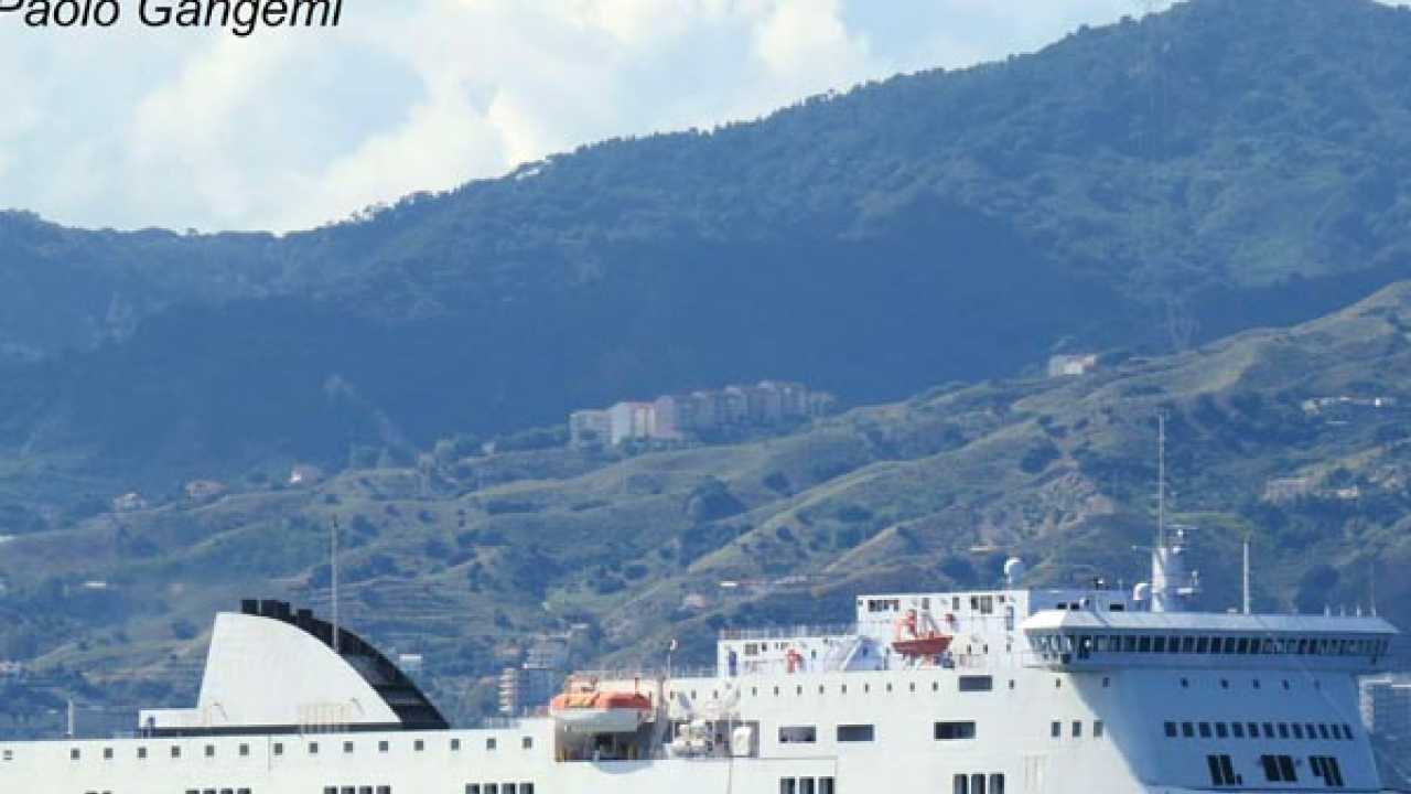 Hundreds still awaiting airlift on stricken Italian ferry