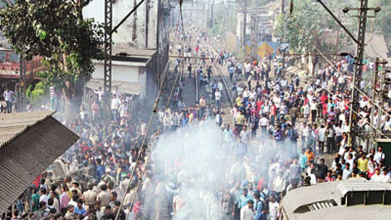 Mumbai: Over 10,000 railway commuters had tough time reaching their ...