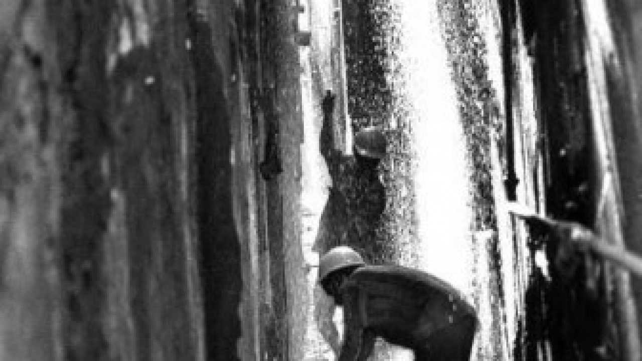 Sudharak Olwe captures the invisible work force of the city