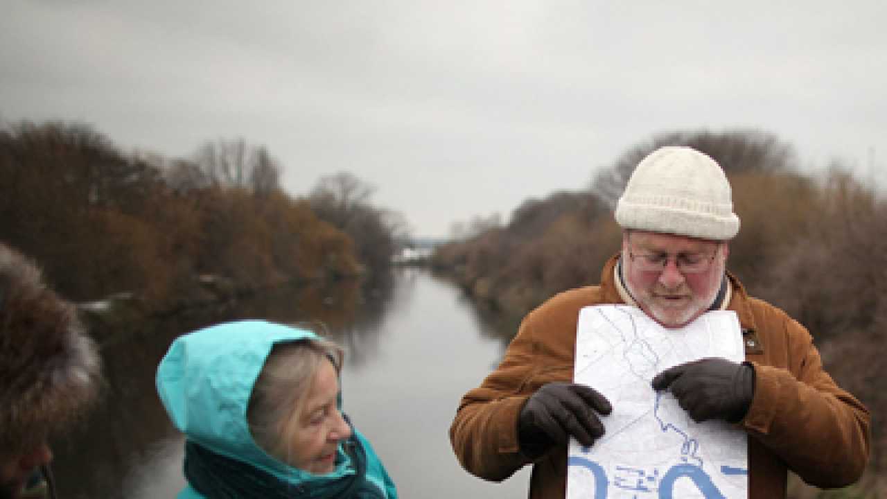 What qualities must a tourist guide have?