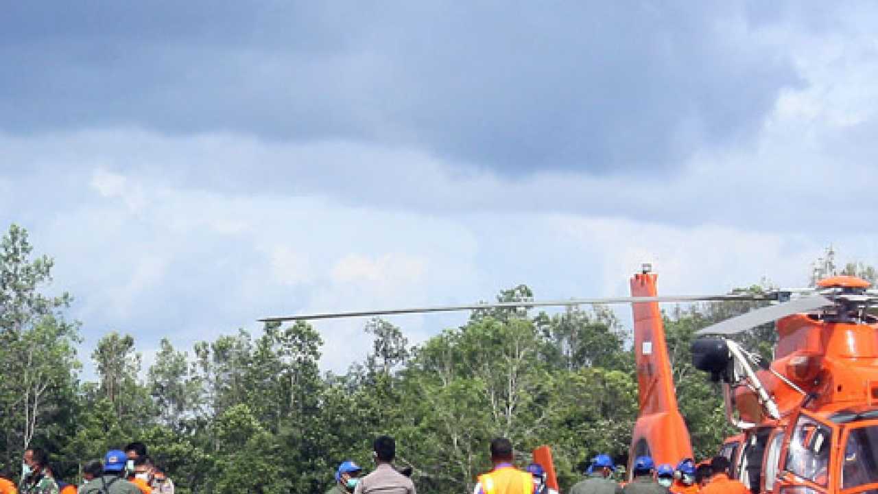 AirAsia crash: Indonesian divers recover 4 bodies from Java Sea