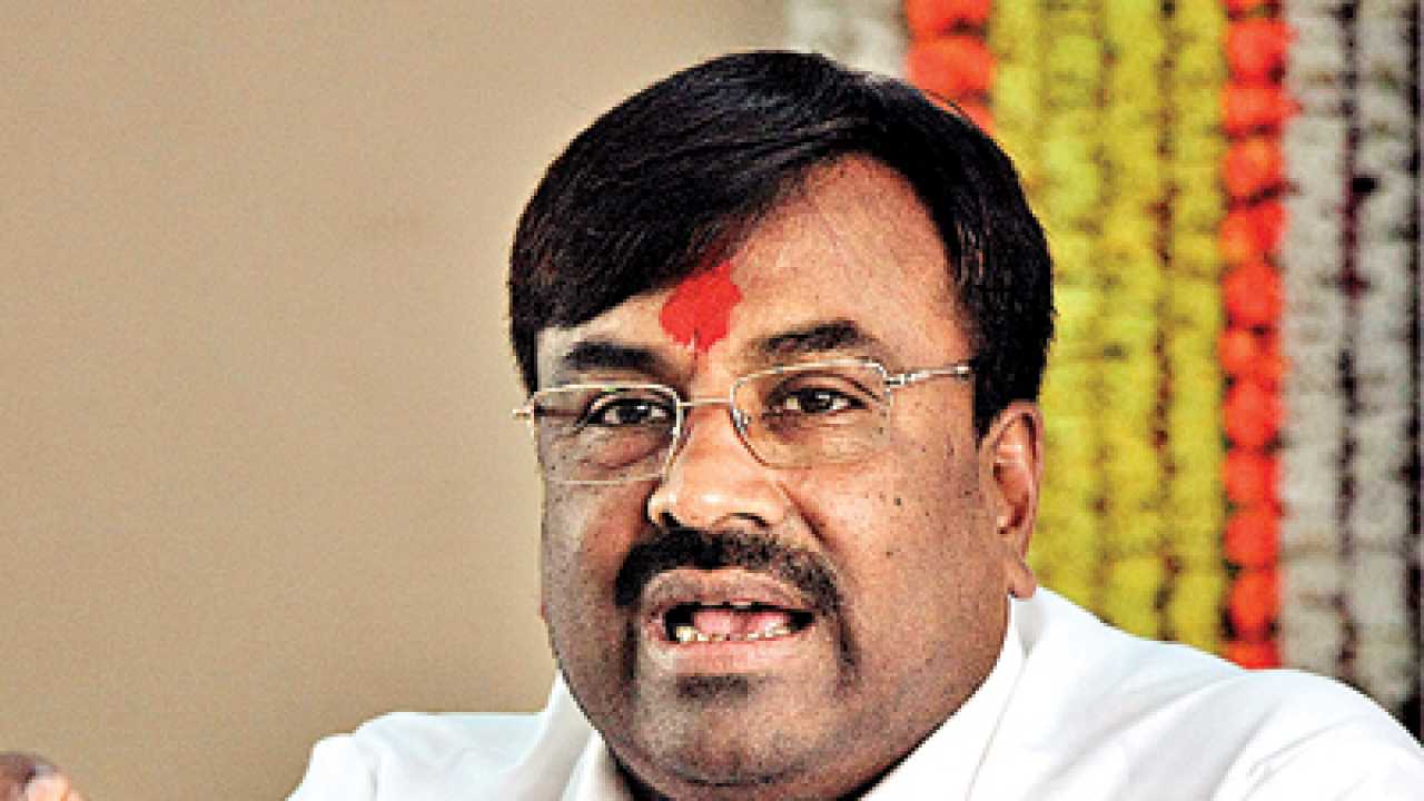 Finance Minister Sudhir Mungantiwar to economists, CMs, seeks ideas on ...