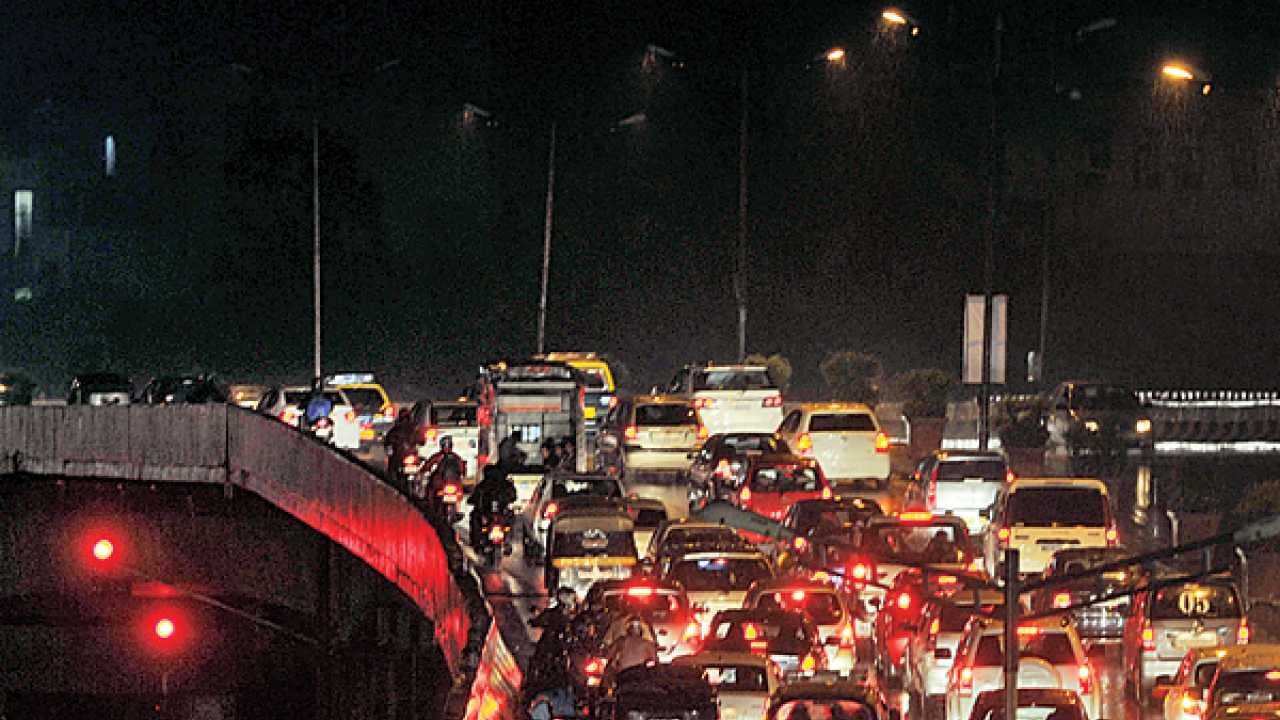 Mumbai rush-hour traffic makes automatic signals malfunction