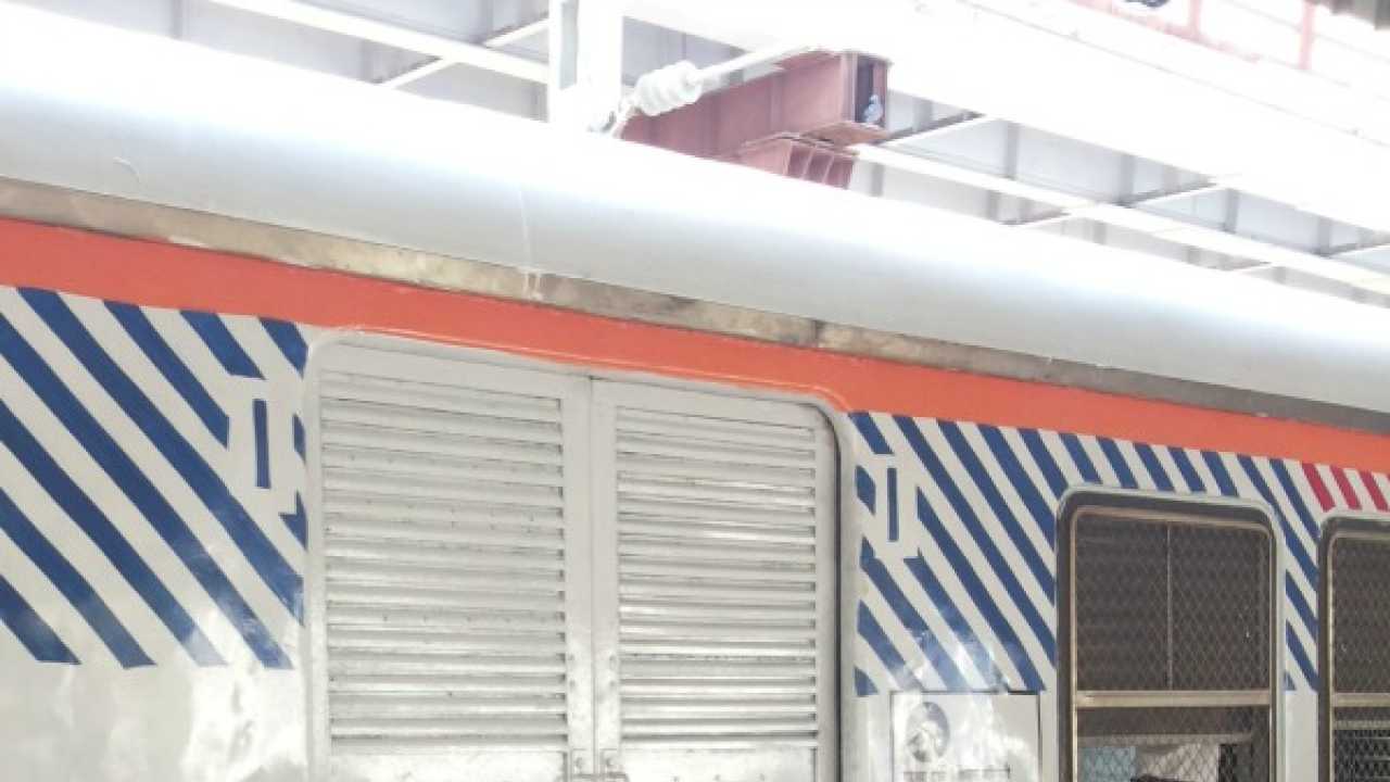 Mumbai: Western Railway introduces Automatic Sliding Door for local ...