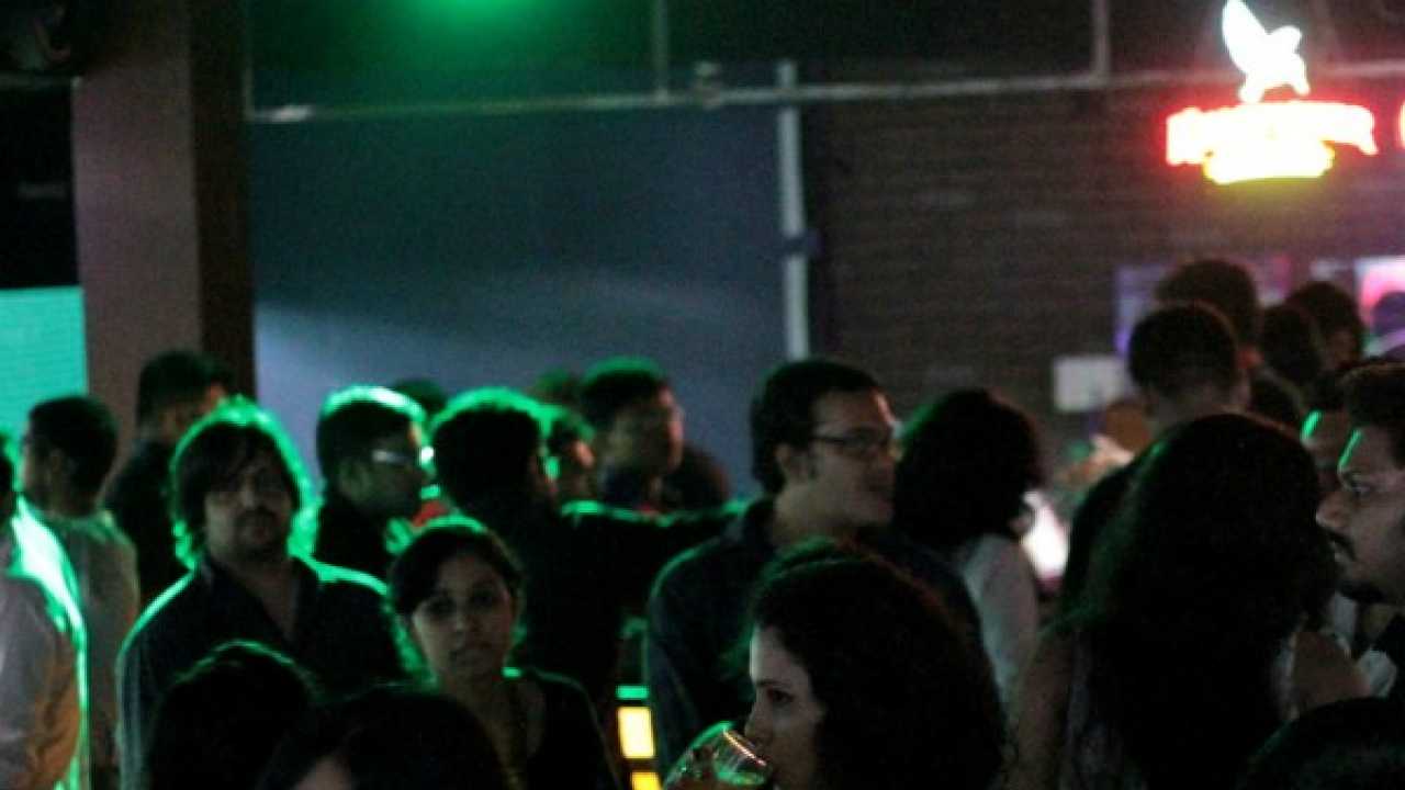 Mumbai professionals welcome 'Bombay barhoppers' with open arms
