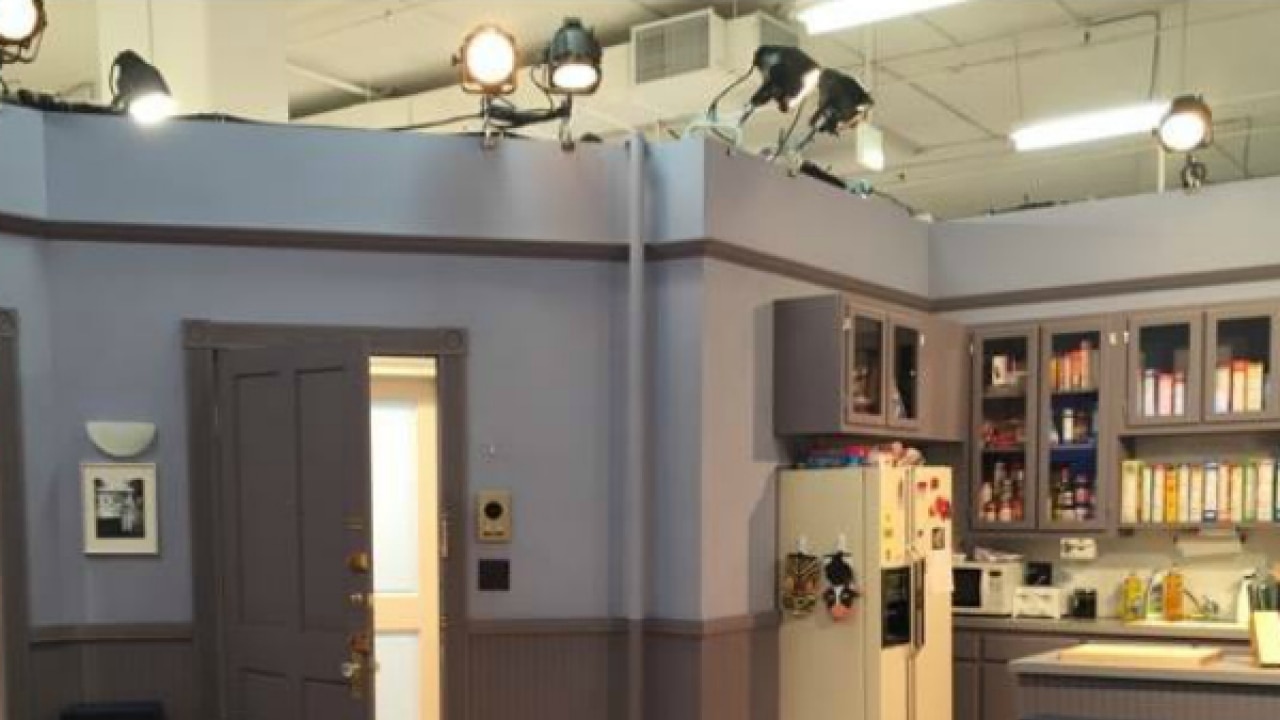 'Seinfeld' fans reminisce in replica of iconic TV apartment