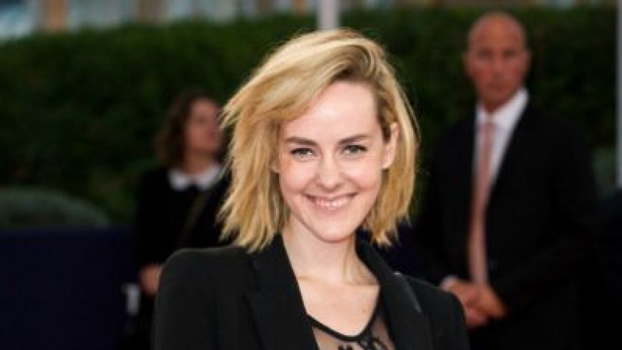 Is Jena Malone going to play Barbara Gordon in 'Batman v Superman'?