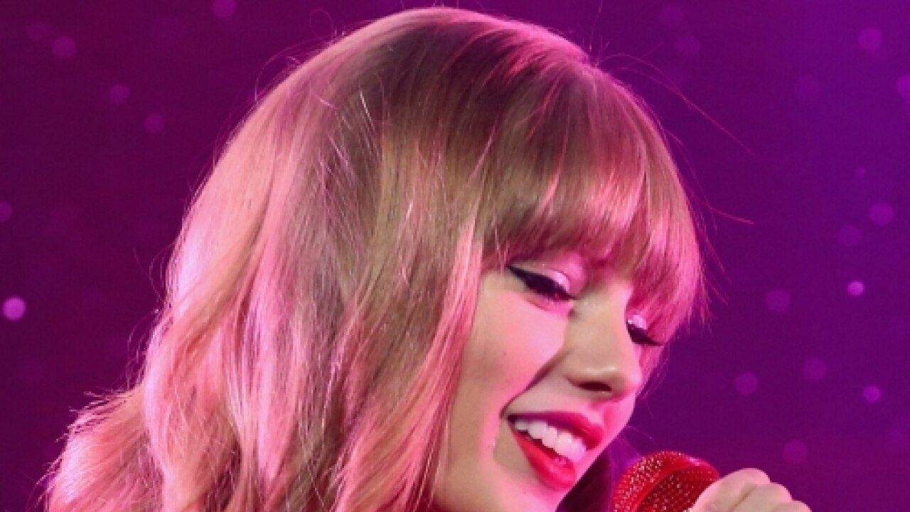 Teen falls off the balcony during Taylor Swift's concert