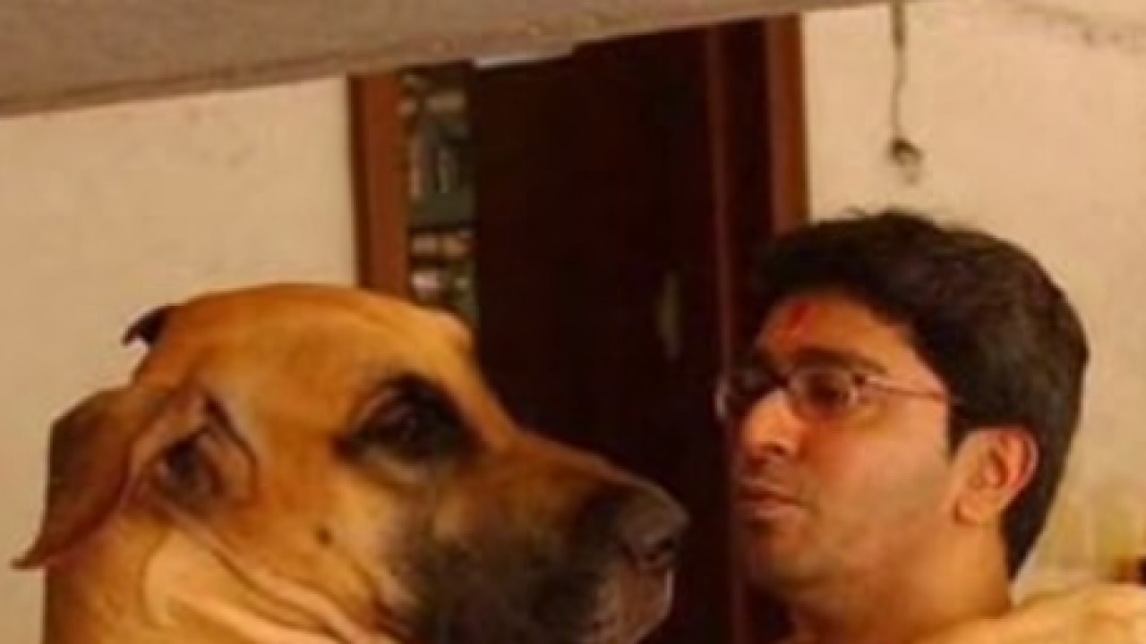 Bond bites Raj Thackeray's wife Sharmila