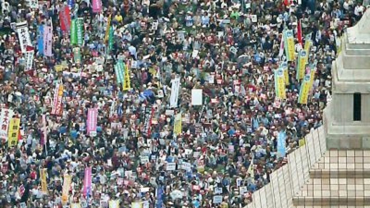 Tens of thousands protest outside Japan parliament