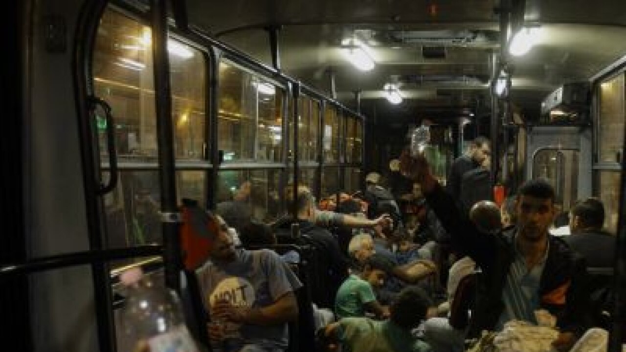 Hungary buses first refugees to Austrian border