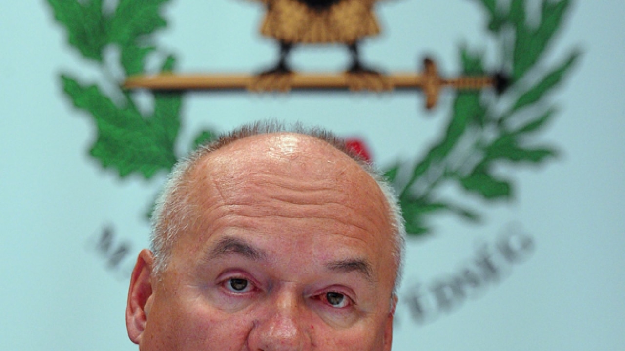 Hungary Defence Minister Csaba Hende quits amid migration crisis