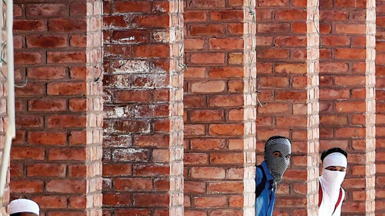 Pakistan launches twin attacks on LoC, five militants killed, soldier ...