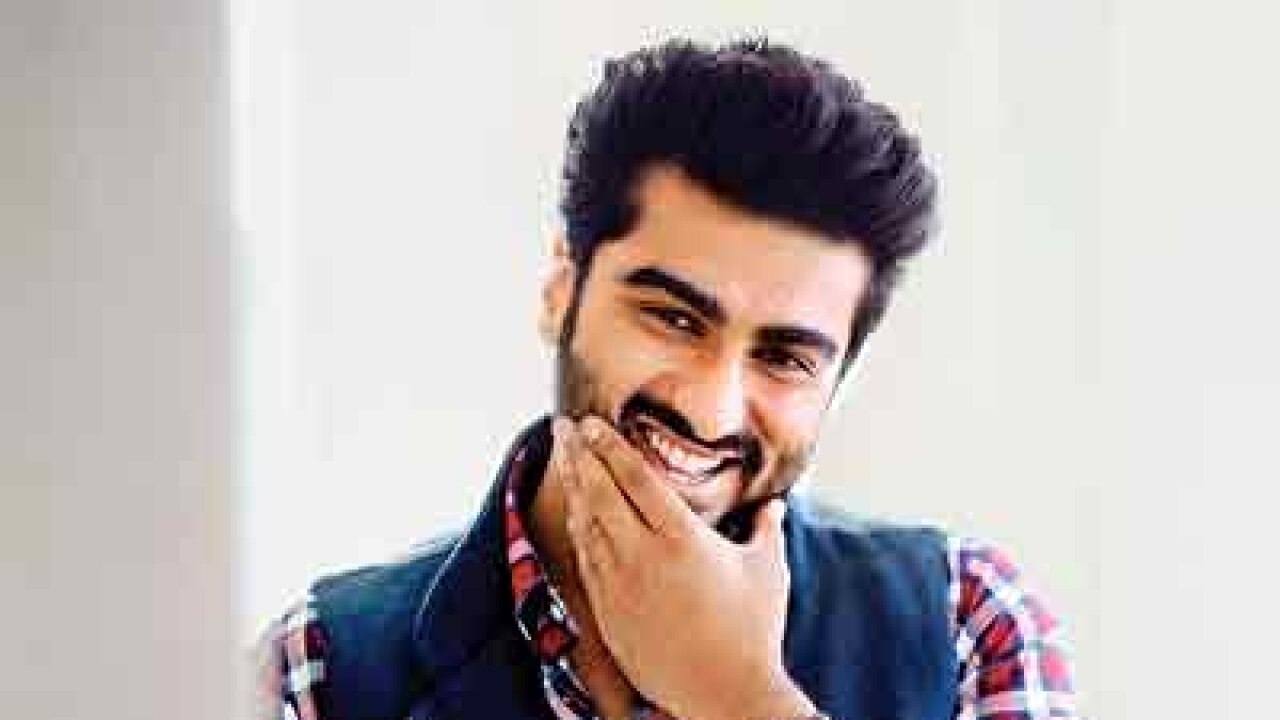 Arjun Kapoor turns shoeshine boy for TV show 'Mission Sapne'