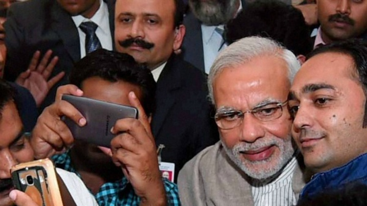 PM Narendra Modi mobbed by media for selfie
