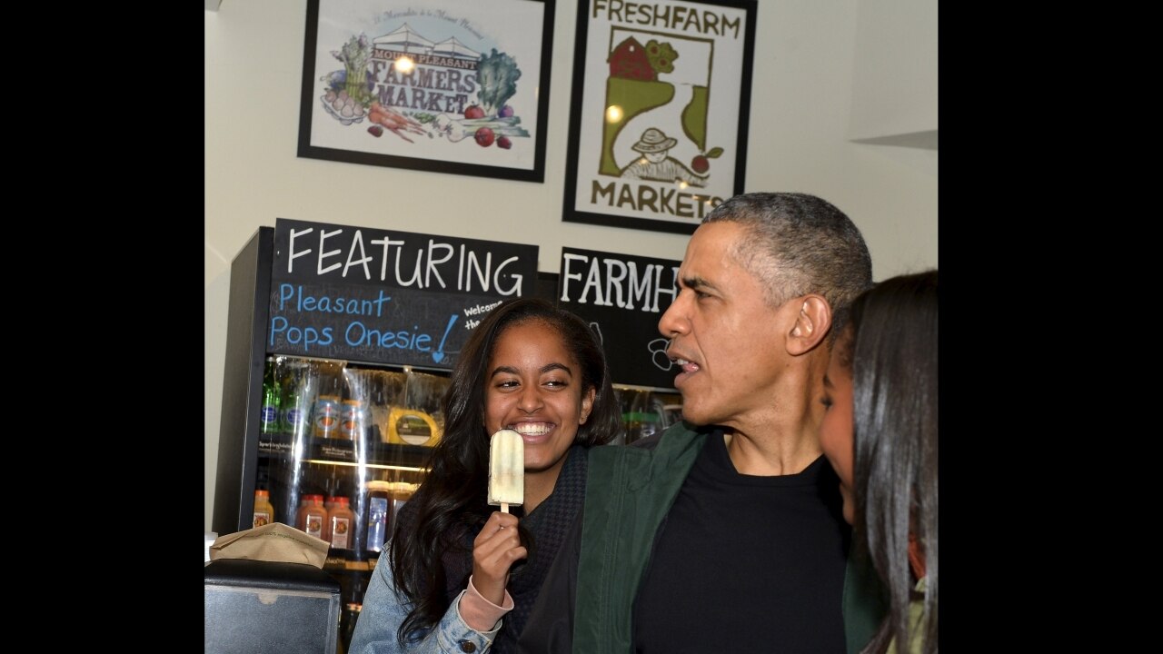 In Pictures: Barack Obama goes shopping with Malia, Sasha on Small ...
