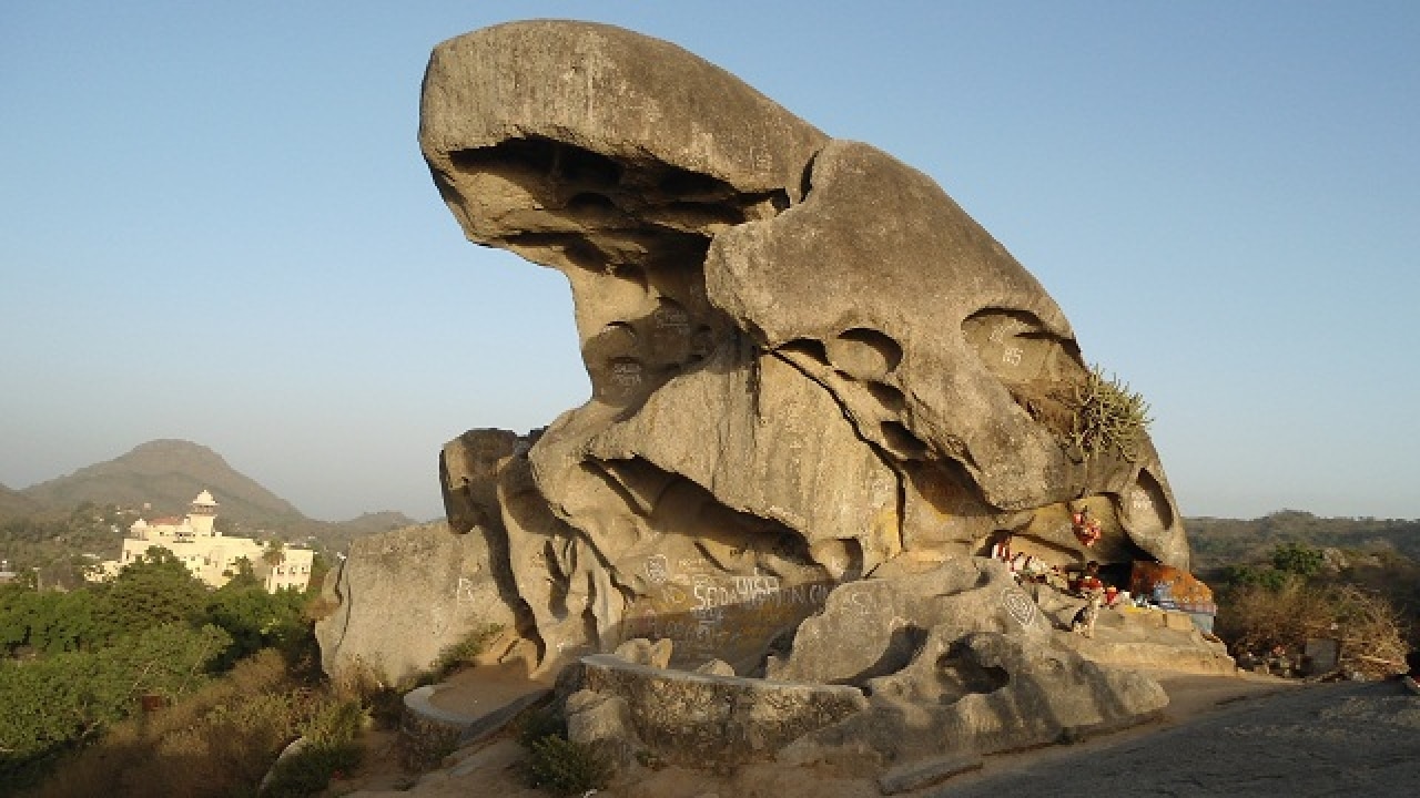 Centre nods 261 metre ropeway between Raghunath temple, Toad Rock