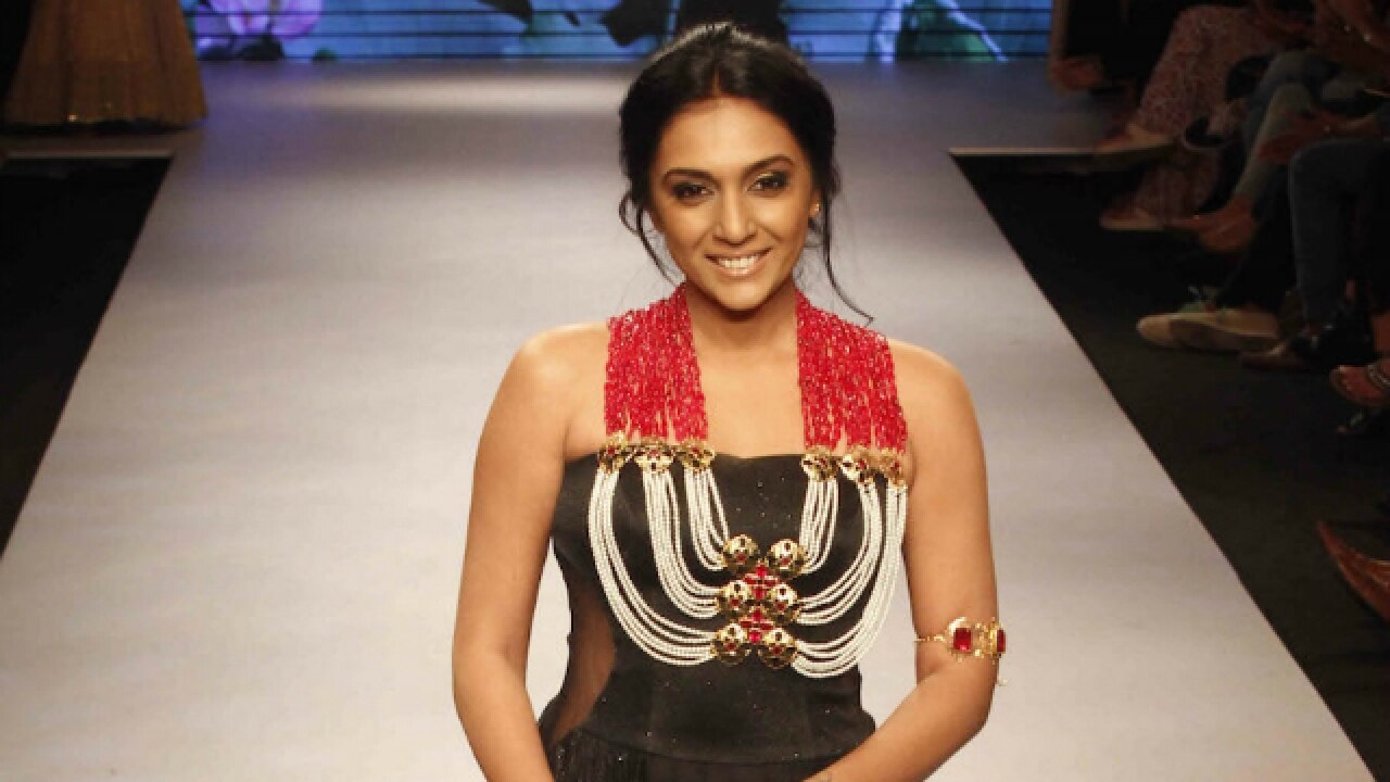 Breaking the norm: Pregnant Shveta Salve strikes a stunning pose with ...